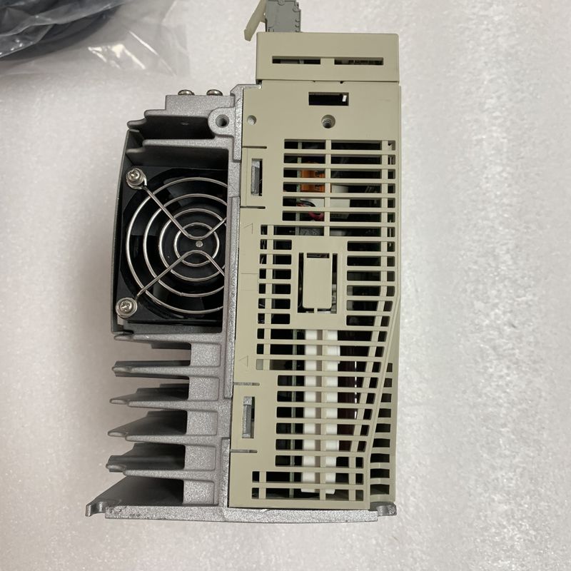 OMRON R88D-WT15HF SERVO DRIVE 3PH 4.8/5.4A 380-480V 50/60HZ 1.5KW