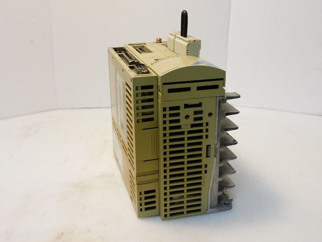 Yaskawa SGDG-04GT-F AC SERVO AMPLIFIER 5.5/3A 90-253V 0.4KW NEW